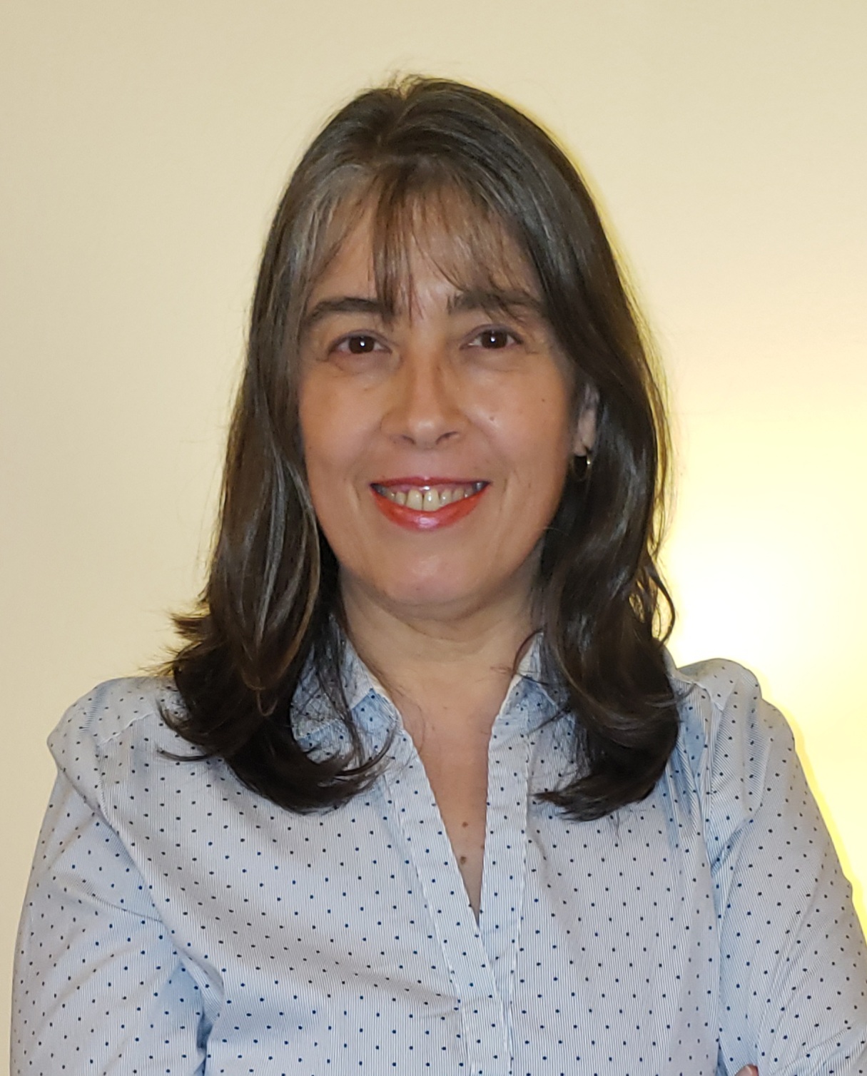 Coordinación y Pasión: El rol de Karina Basualdo en AAPAS - Revista Seguros AAPAS